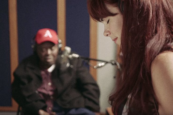 Annie J | Singer, Performer, Artist | Seattle